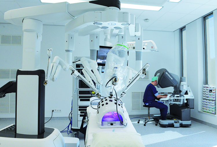 Eerste robotgeassisteerde liesbreukoperaties in België - De Specialist