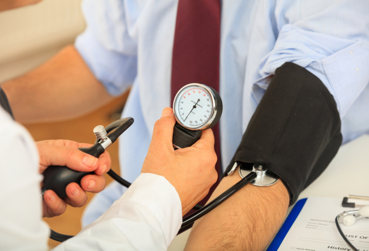 Contrôle intensif de la pression artérielle: jusqu'à 3 ans de vie ...